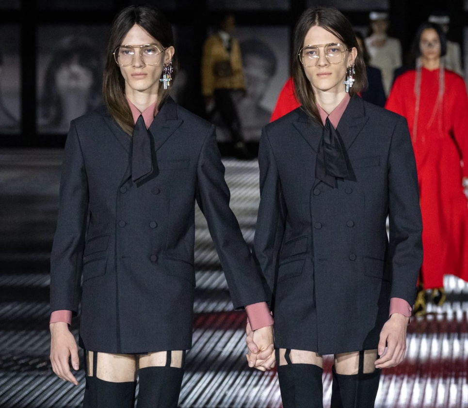 Gucci 2023 春夏：把 68 對雙胞胎送上伸展台，望世人都能像他們一樣團結 - HEAVEN RAVEN - HEAVEN RAVEN