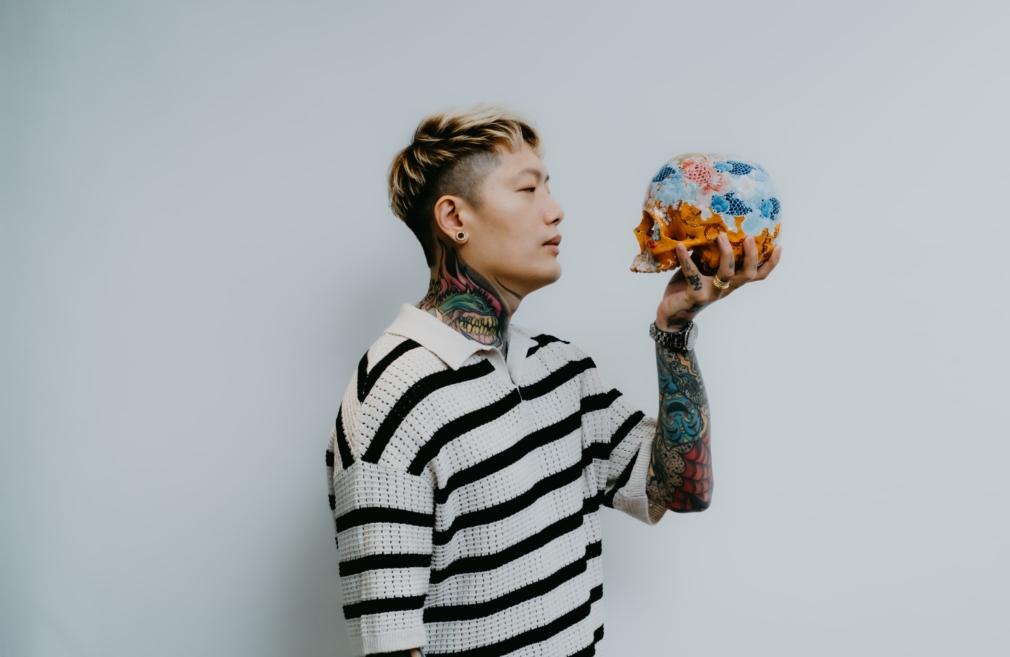 請不要再用刺青師來定義 Josh Lin，為此他做了一個美美的白瓷骷髏，望你能參透這個世界的膚淺 - HEAVEN RAVEN ...